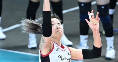 서브 날리는 박은진 사진
