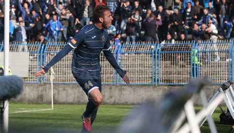 Fudbaler Sa Bogatim Iskustvom Kako U Premijer Ligi Tako I širom