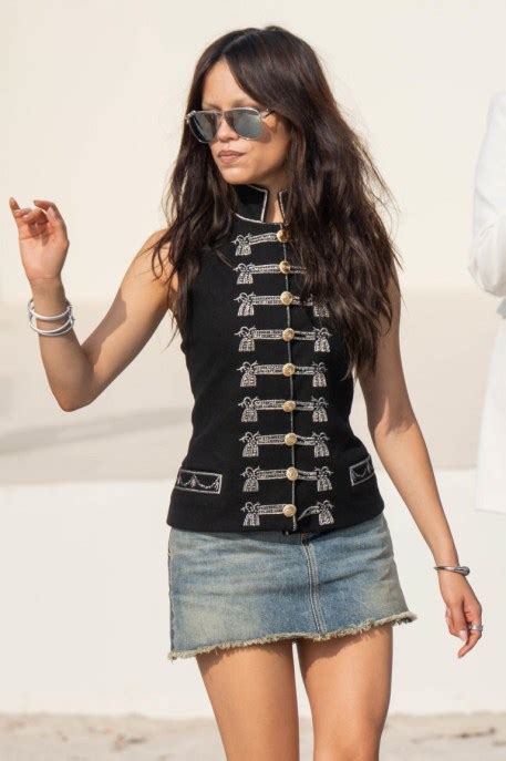 Charlize Theron Casual Chic Jenna Ortega In Minigonna Di Jeans I Look