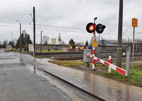 Wyłamanie Rogatek Na Przejeździe Kolejowym Pokaz Pkp Plk Przy