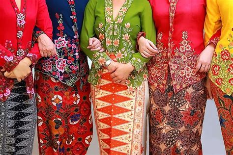 Indonesian Traditional Clothing Traditional Outfits Clothes Silk