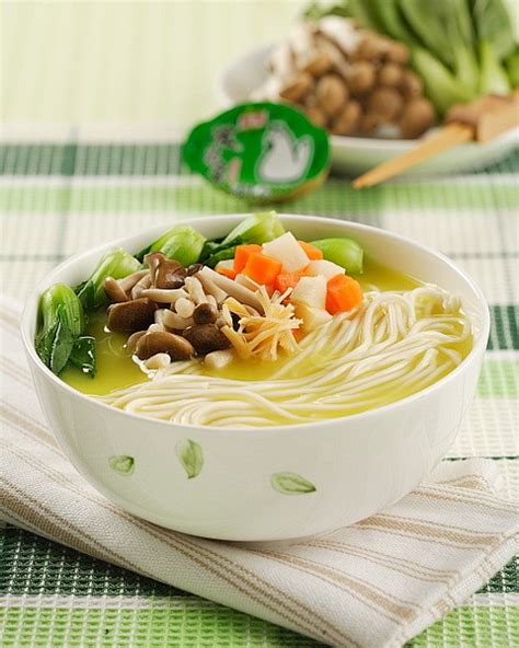 家乐 鲜蔬鸡汤面 三碗水（750ml）面条150g菌菇50g小菜心5颗家乐老母鸡汤浓汤宝1块 1蔬菜切成小块，面条煮熟捞出放入碗中。 2锅中放入三碗谁，煮沸后加入1块家乐老母鸡汤