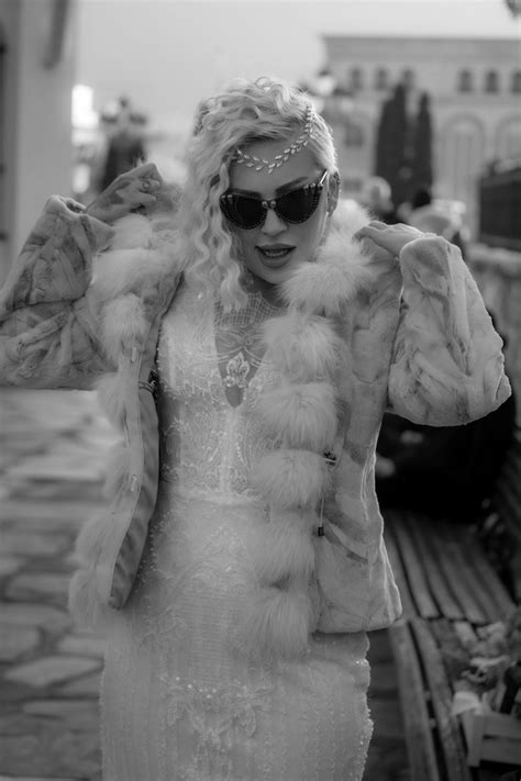 Новинарката Александра Спировска е кул невеста со 2 аутфита ќерката од бракот со Пере Нокаут ѝ