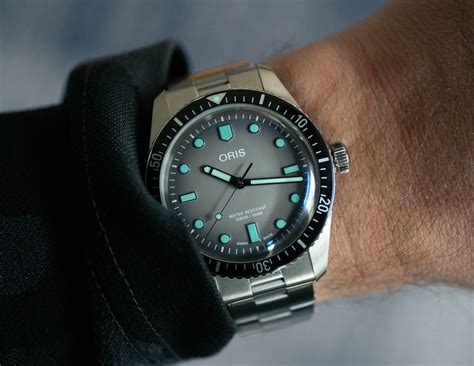 Hands On Review Oris Divers Sixty Five Glow Beyond The Dial