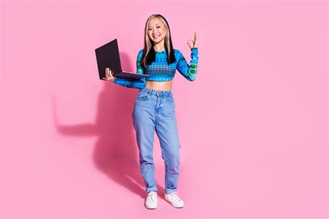 사랑 스럽다 사랑스러운 소녀 입고 인쇄 상단 독서 현대 가제트 표시 Okey 기호 절연 핑크 색상 배경의 전체 길이 사진 20 24세에 대한 스톡 사진 및 기타 이미지