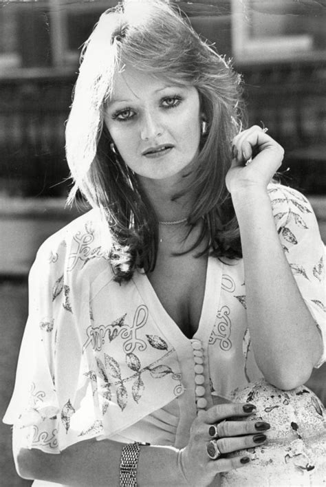 40 Amazing Photos Of A Young Bonnie Tyler From Her Early Music Career