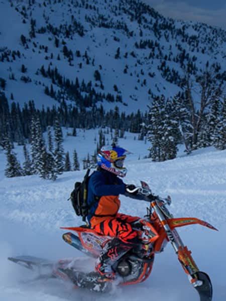 スノーバイクとは？：雪上用モトクロスの基本を知る 初心者 違い レッドブル