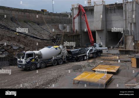 Concrete Mixer Commercial Vehicles For Construction And Workeforce