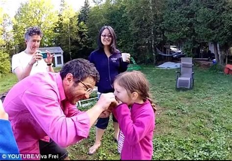 روش جالب دختر خردسال آمریکایی برای کشیدن دندان شیری تصاویر اخبار اجتماعی تسنیم Tasnim