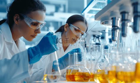 科研人员调配化学药剂高清摄影大图 千库网