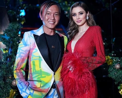 億萬富豪洪永時為愛妻慶生！4婚妻子打扮珠光寶氣，穿紅裙身材好 壹讀