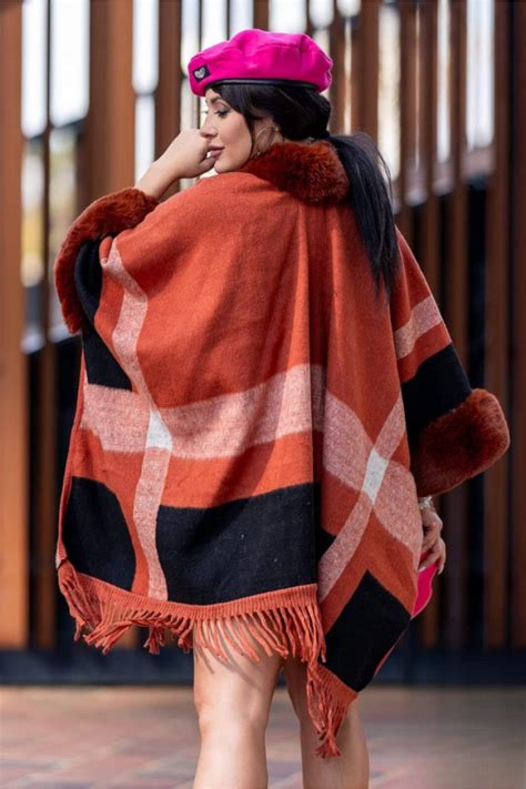 Pončo S Kožušinou A Strapcami