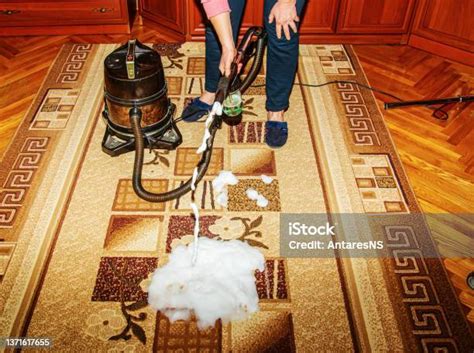 물 필터와 진공 청소기로 카펫을 청소하는 과정 더러운 카펫 표면에 청소 폼을 적용하는 여성 가사 집안일에 대한 스톡 사진 및 기타 이미지 Istock