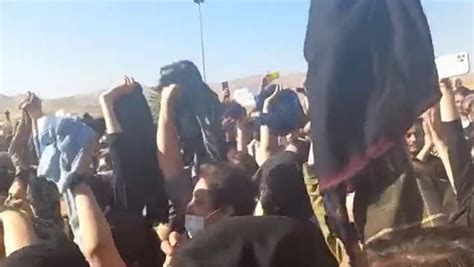 ईरानी महिलाओं ने हिजाब उतार किया विरोध प्रदर्शन लगाए तानाशाह को मौत