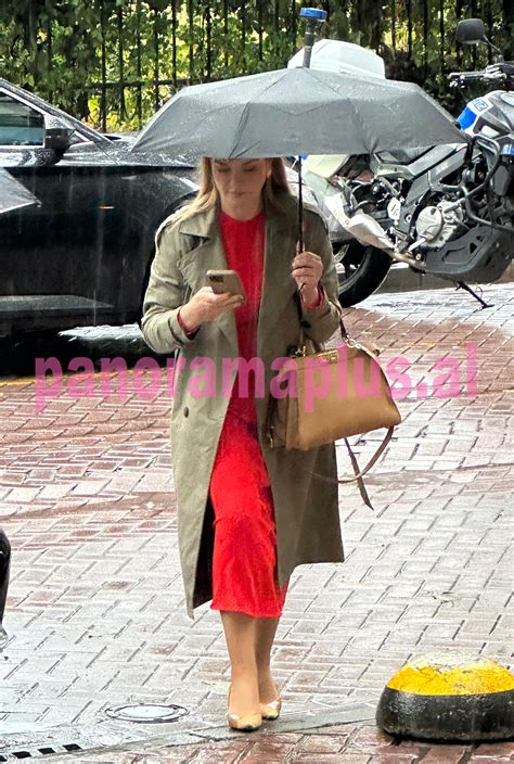 Fotot Nga Paparazzi Ajola Xoxe “sfidon” Kohën Plot Stil Edhe Në Ditë Me Shi Larg Vëmendjes