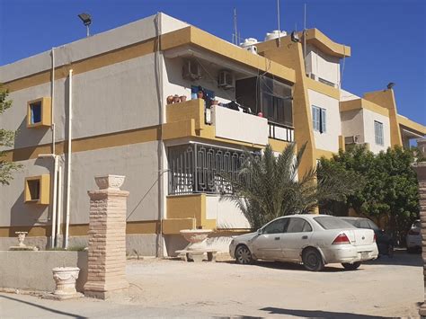 نموذج جميل من عمارات قاموا ساكنيها بطلائها بألوان مختلفة ، مما جعلها متميزة عن غيرها ياريت