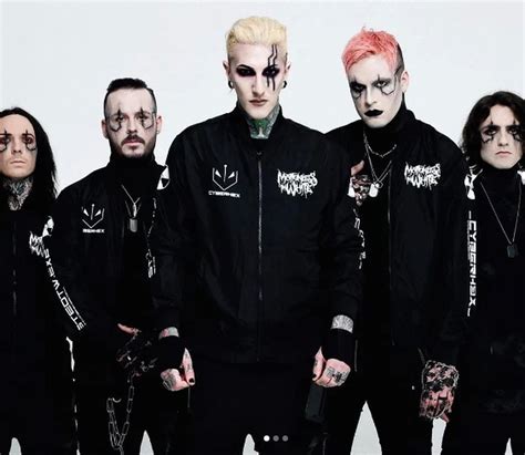 Motionless In White Tem Membros Da Banda E Equipe Com Séria Doença E