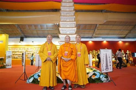 Vesak 2025 Chủ Tịch Icdv Tham Quan Triển Lãm Văn Hóa Phật Giáo Tạp Chí Nghiên Cứu Phật Học