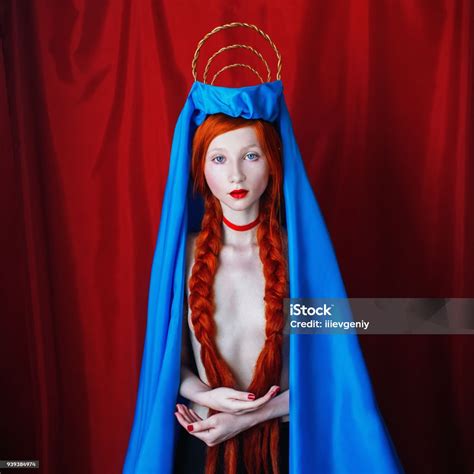 긴 붉은 머리를 가진 여자 묶어 머리 띠 붉은 입술 파란 눈을 가진 소녀와 빨간 손톱에 머리에 왕관과 함께 파란 빨간 배경 얇은 허리 슬림 창백한 피부 미술 사진 패션에