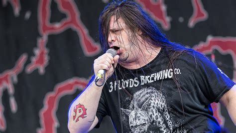 George Corpsegrinder Spendet Kuscheltiere An Kinderkrankenhaus