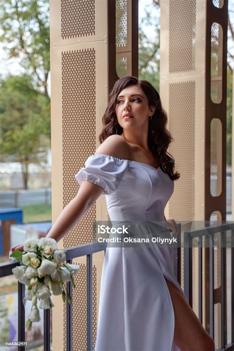 길고 반짝이는 물결 모양의 머리를 가진 프로필의 아름다운 여자 곱슬 머리 스타일을 가진 아름다움 모델 소녀 갈색 머리에 대한 스톡 사진 및 기타 이미지 Istock