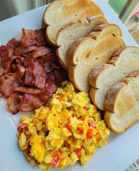 Scrambled Eggs Toast And Bacon Breakfast Gezonde Maaltijden