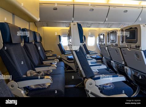 Sitze In Der Economy Klasse Der Flugzeugkabine Mit Touchscreen Stockfotografie Alamy