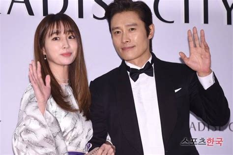 Lee Byung Hun Spotted Diligently Taking Photos For Wife Lee Min Jung