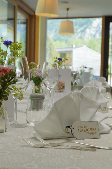 Simple And Classy Wedding Table Settings With Favors For Guests