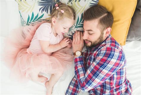 Pai E Filha Que Dormem Junto Na Cama Foto De Stock Imagem De