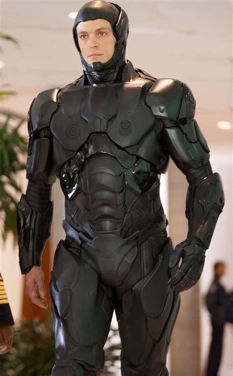 Joel Kinnaman Reveals Peeing In Robocop Suit Wasnt Easy E News