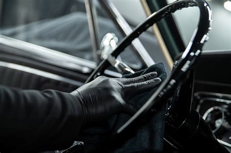 세차 또는 자동차 세부 스튜디오의 직원이 스티어링 휠을 청소합니다 가죽에 대한 스톡 사진 및 기타 이미지 가죽 걸레 교통수단 Istock