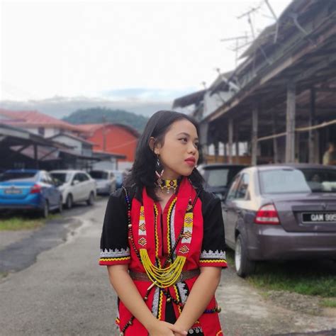 Pin By Aizatsofian On Sarawak Bidayuh Girl Borneo Traditional Costume