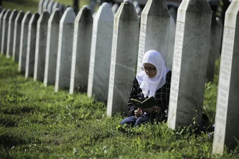 Varrosen 29 Vjet Pas Gjenocidit Eshtrat E 14 Viktimave Të Srebrenicës