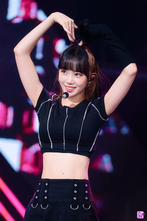Chaewon And Kazuha Le Sserafim R Kpopfap