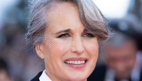 Andie Macdowell A Cannes 2025 Capelli Grigi Raccolti Smoking E Scarpe