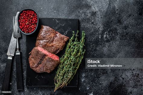 구운 탑 블레이드 또는 대리석 보드에 플랫 철 로스트 쇠고기 고기 스테이크 검은 색 배경 맨 위 보기 복사 공간 와규에 대한 스톡 사진 및 기타 이미지 Istock