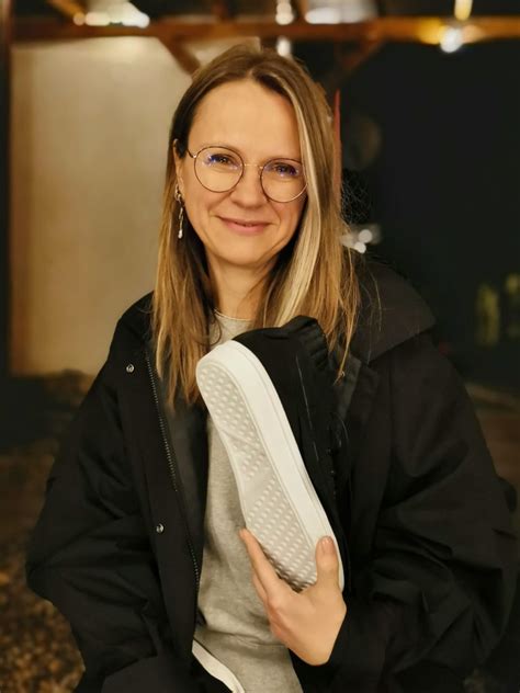 Mihaela Glăvan Pantofii Sunt Purtători De Mesaje