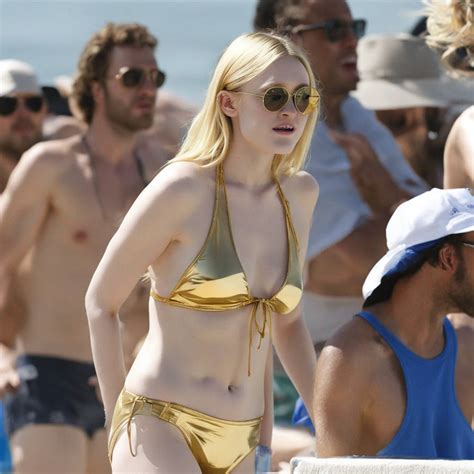 Dakota Fanning En Bikini Dakota Fanning In A Gold Bikini 2 By