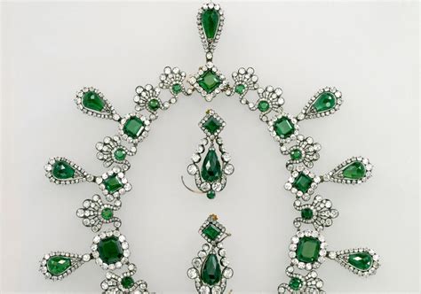Estas Son Las Joyas Expuestas En La Sala Del Louvre En La Que Han
