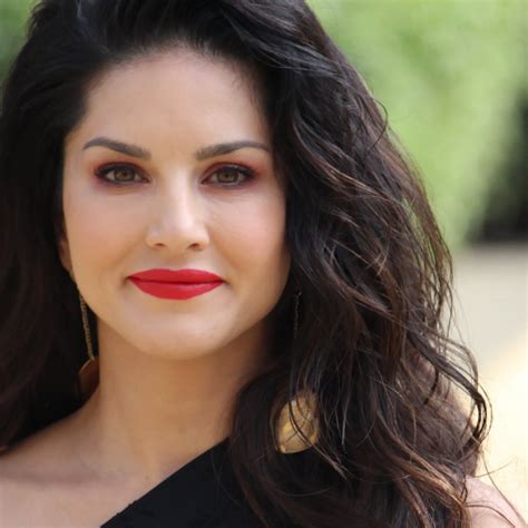 Sunny Leones Instagram Twitter And Facebook On Idcrawl