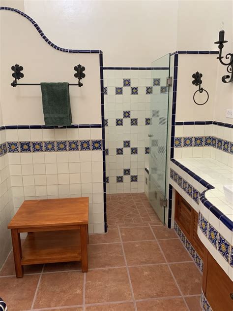 Colonial Shower Decoracion De Baños Pequeños Baños De Estilo Rústico Muebles Cuarto De Baño