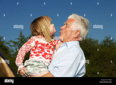 Grossvater Und Enkelin Im Gruenen Grandfather And His Granddaughter In