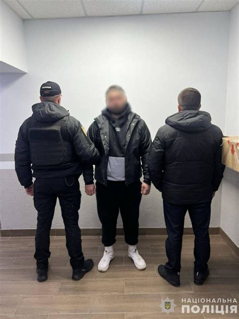 У Сваляві закарпатські поліцейські на гарячому затримали вуличного наркодилера ФОТО Читайте на