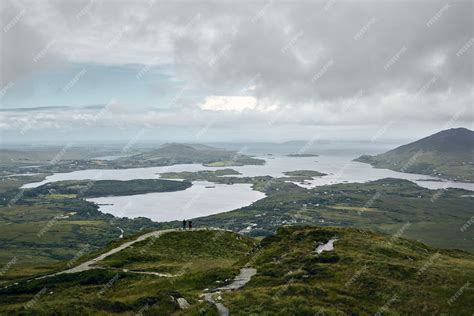 Paisagem Do Parque Nacional Connemara Cercada Pelo Mar Sob Um Céu