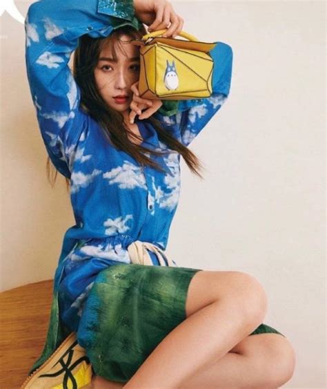 虞书欣性感写真曝光，内衣外穿太妩媚，尝试猫眼妆显俏皮