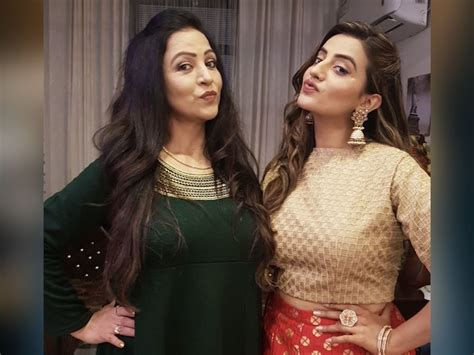 Pics मां पापा की गोद में बचपन के सुकून को ढूंढती दिखीं अक्षरा सिंह देखिए अभी तक की सबसे क्यूट