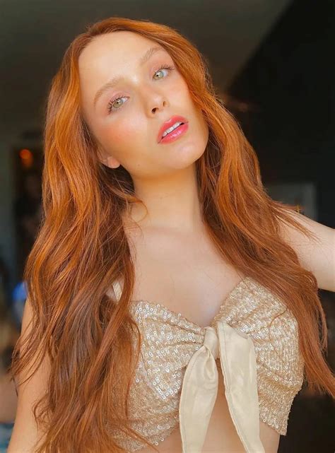 Larissa Manoela Scrolller