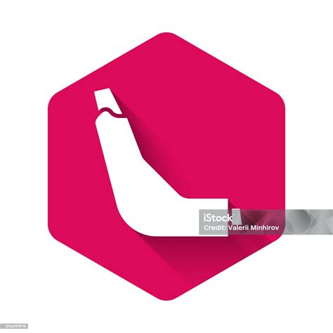 긴 그림자로 격리된 흰색 흡입기 아이콘입니다 기침 완화 흡입 알레르기 환자를위한 호흡기 분홍색 육각 버튼 벡터 일러스트레이션