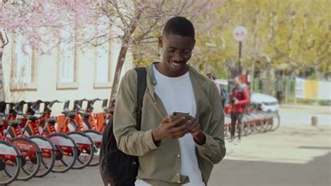 スマホを確認する黒人男性の動画無料の動画素材サイト動画AC